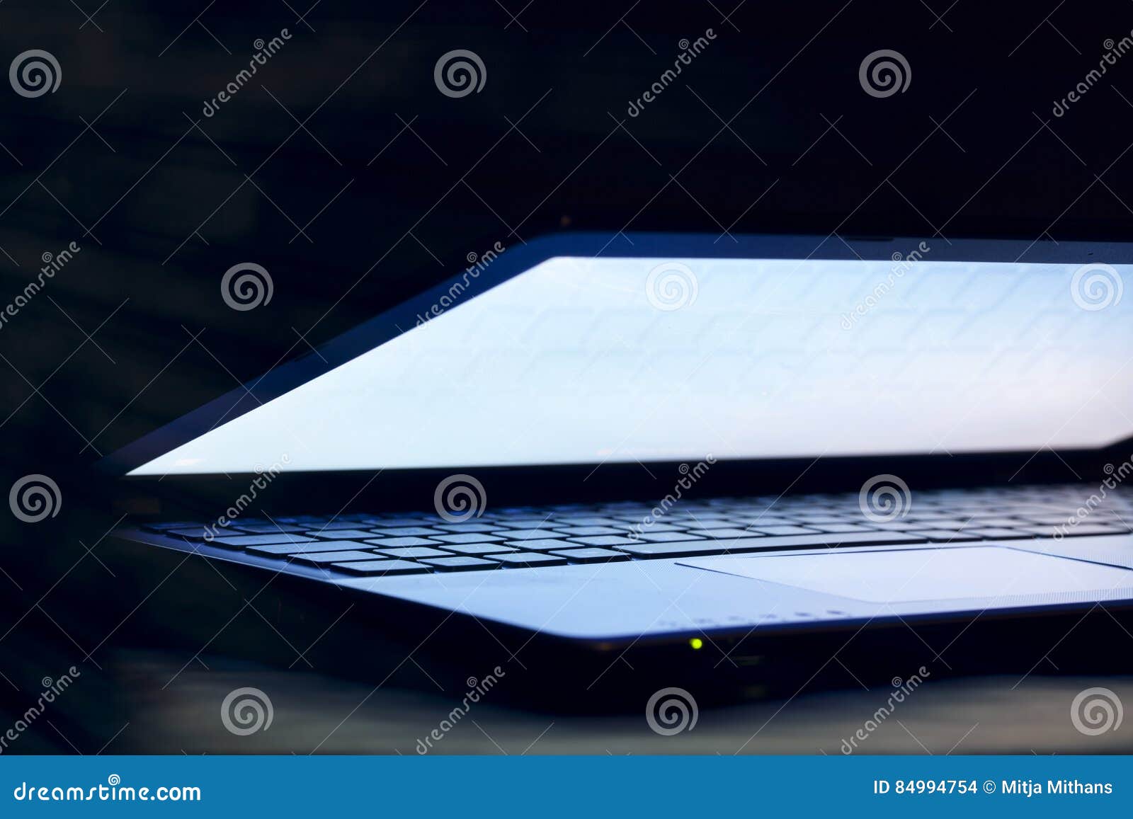 Half open Laptop stock foto. Image of half, apparatuur - 84994754