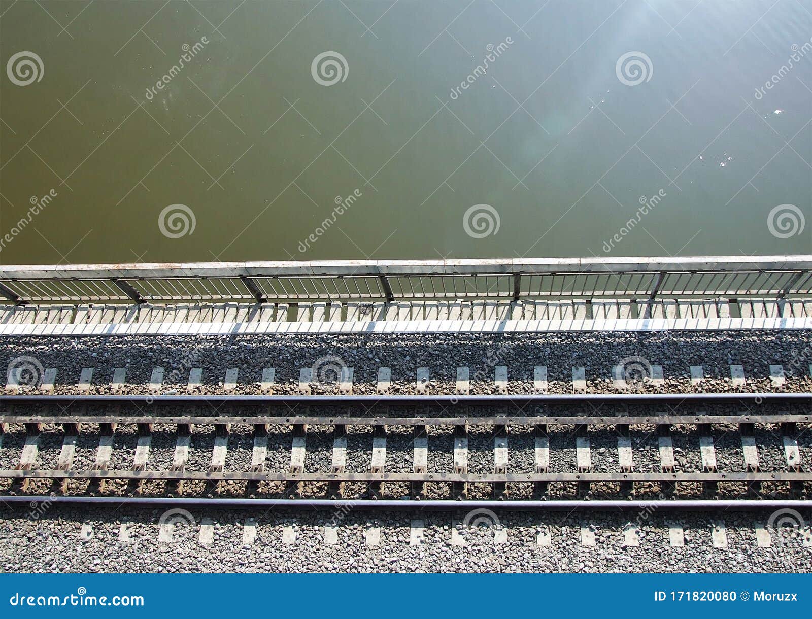 Half Water, Half Bridge. Railway and Water, Split Screen. Cai Ferate ...
