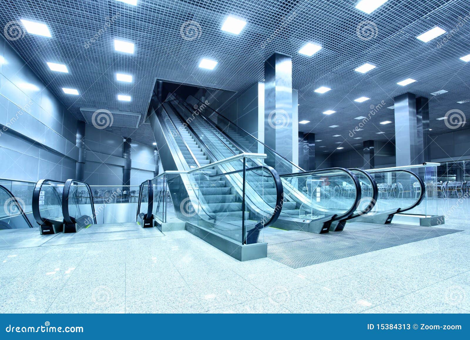 Hall avec des escalators image stock. Image du affaires - 15384313