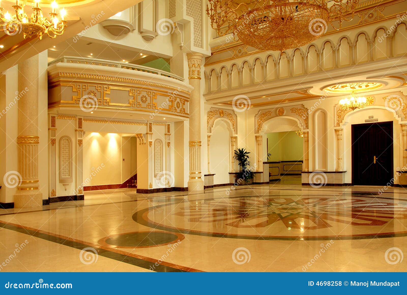 Hall de luxe photo stock. Image du hublots, wooden, type - 4698258