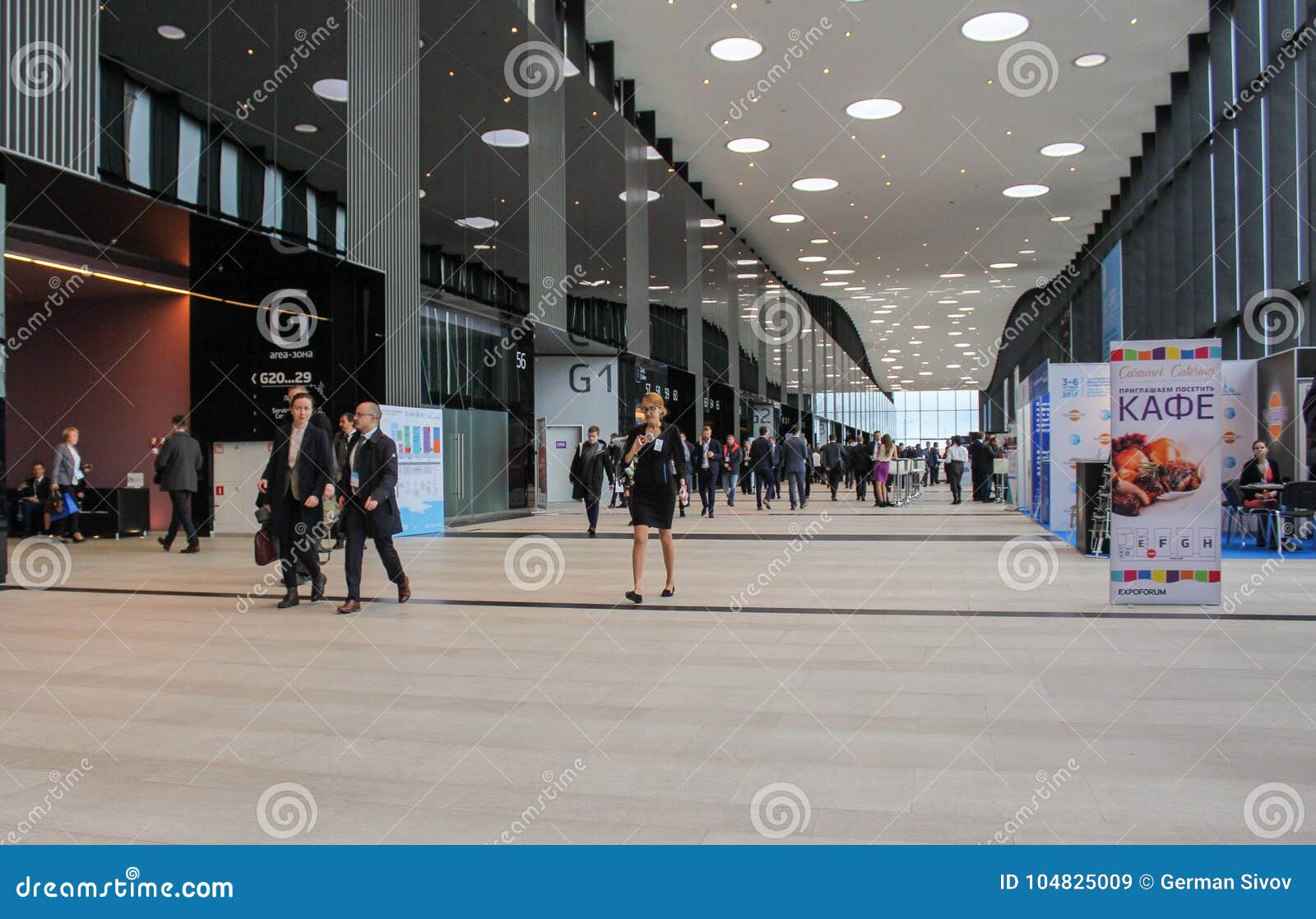 Hall Expo Forum imagen de archivo editorial. Imagen de muchedumbre ...