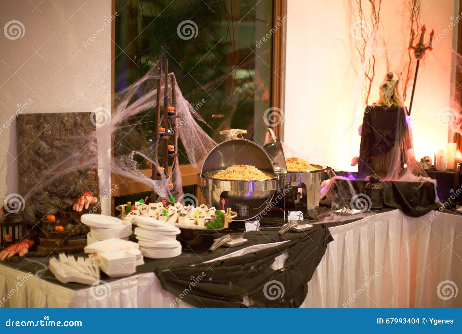 Halloween-Buffet Het Plaatsen Stock Foto - Image of schotel, eten: 67993404