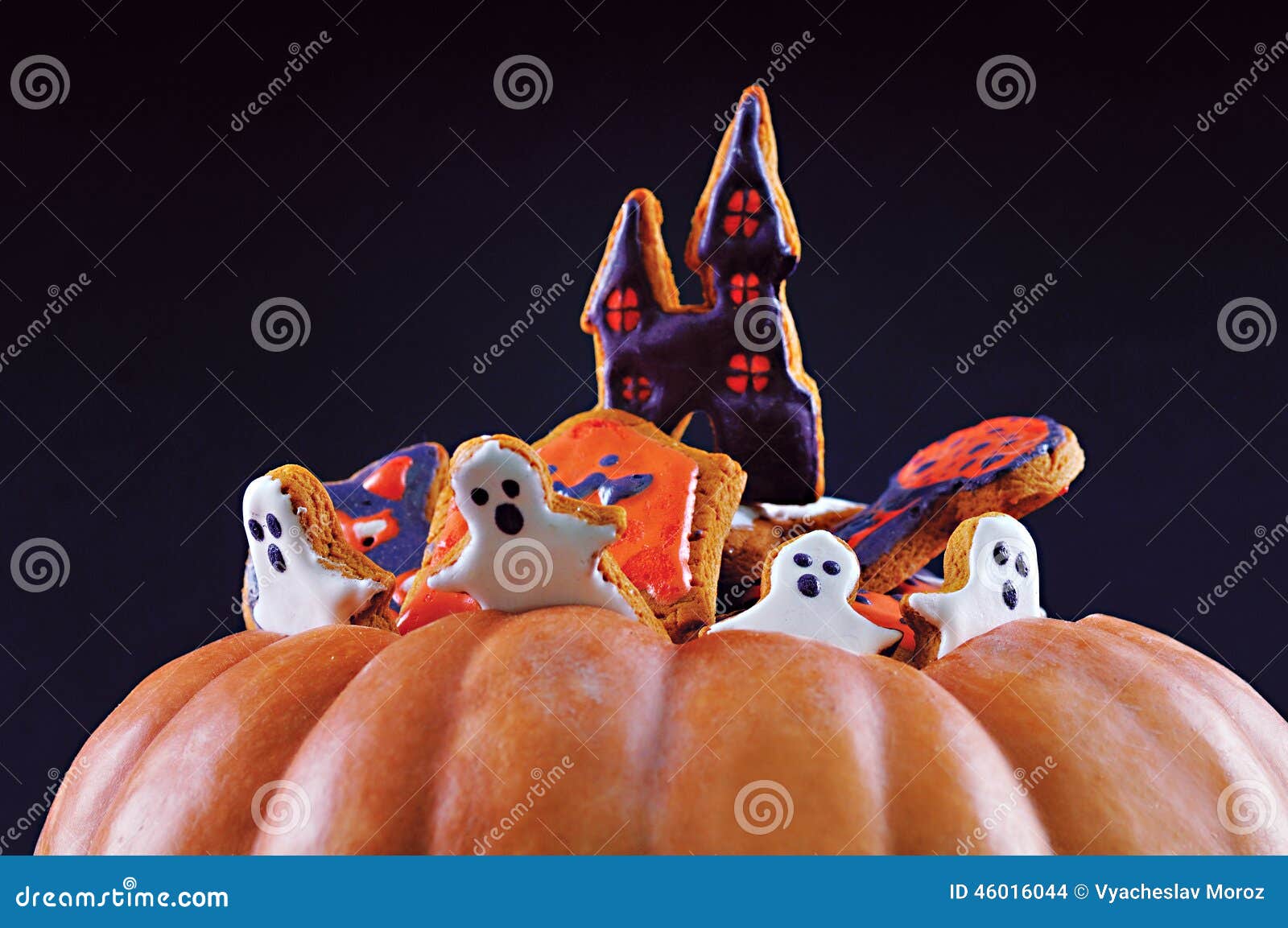 Halloween Gingerbread Ghosts Stock Photo - Image of castle, yell: 46016044