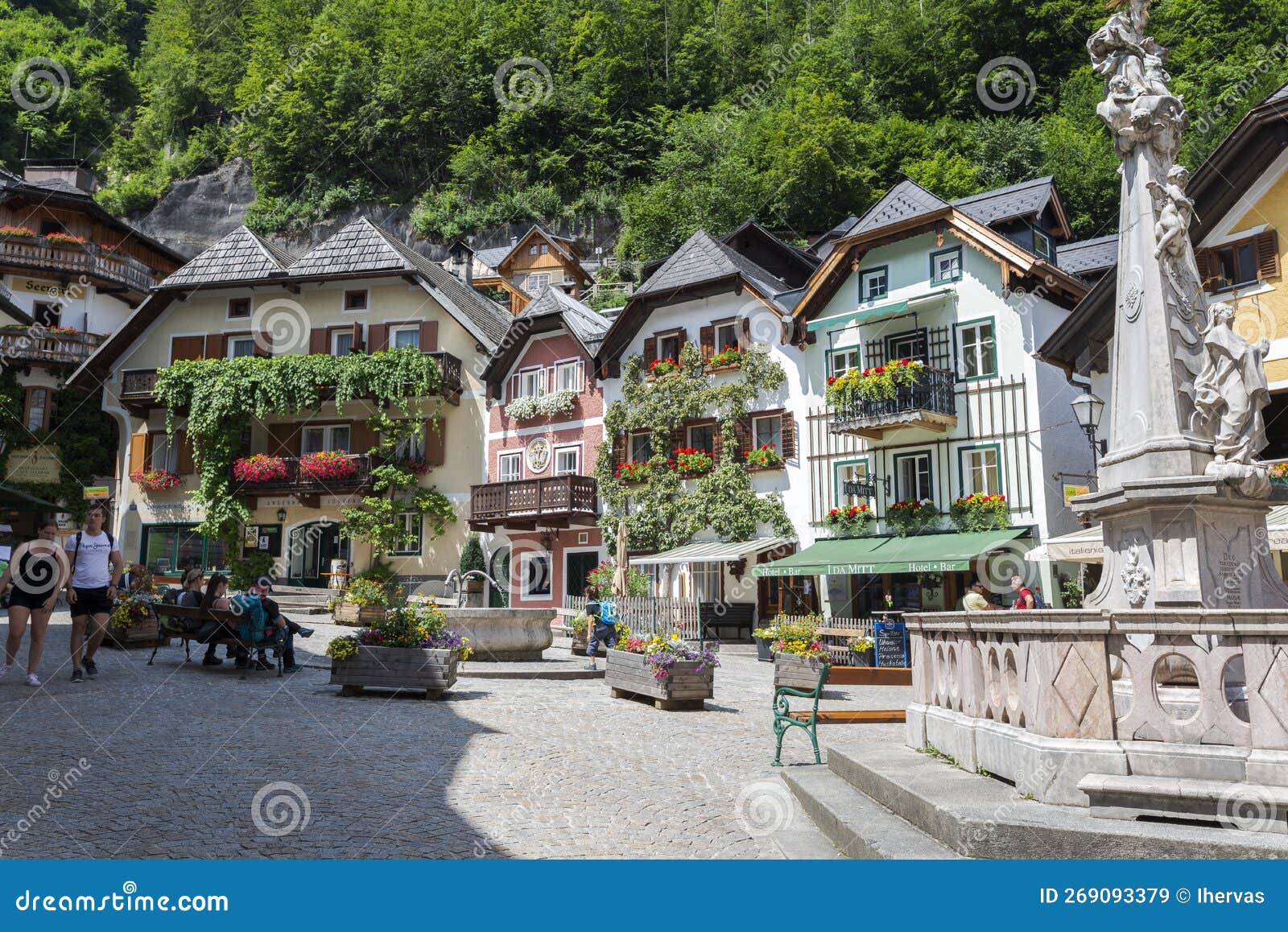 Market Square in Hallstatt editorial stock image. Image of alps - 269093379