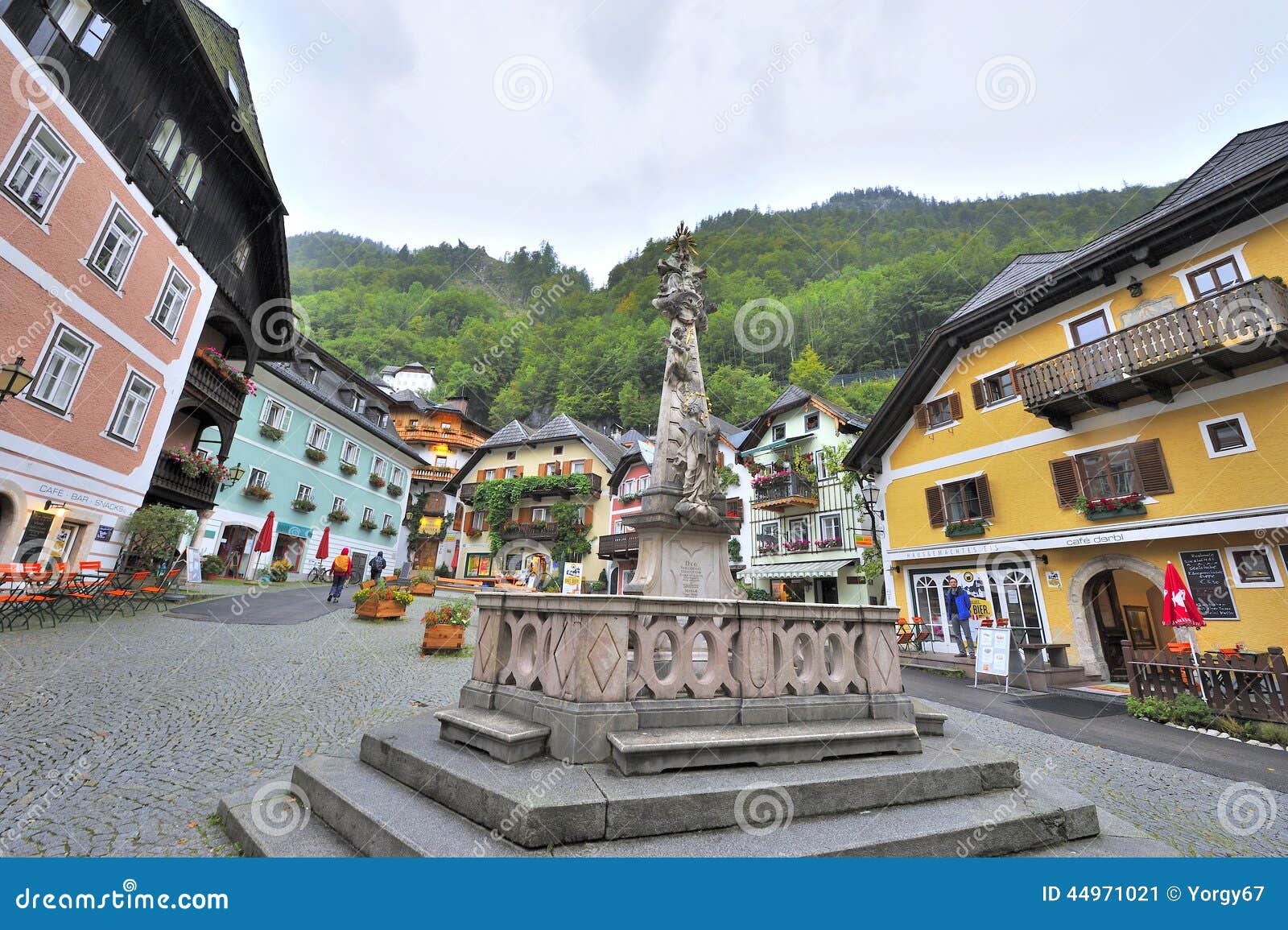 Hallstatt Central Square editorial photo. Image of tourism - 44971021