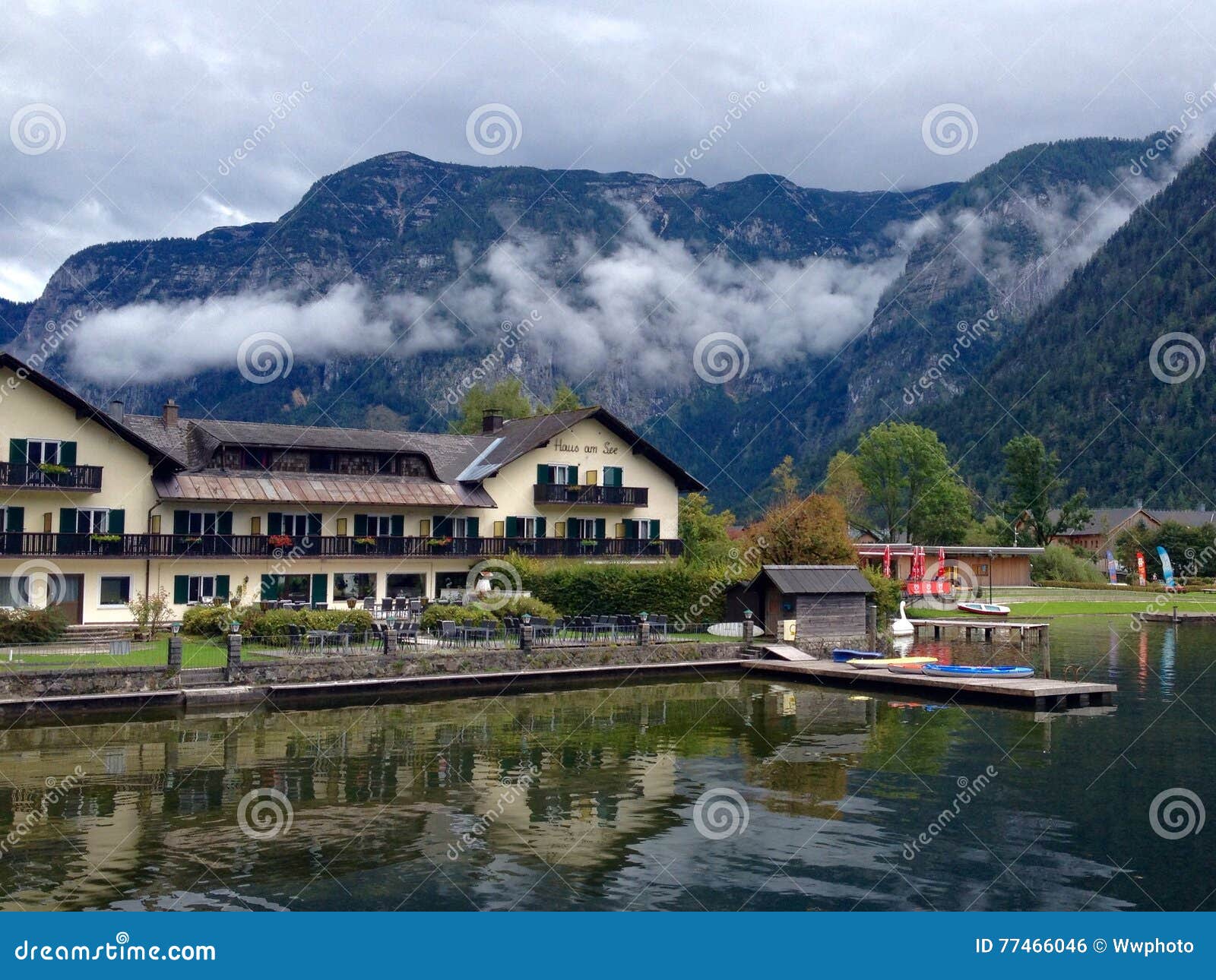 Hallstatter See lake editorial photo. Image of nature - 77466046