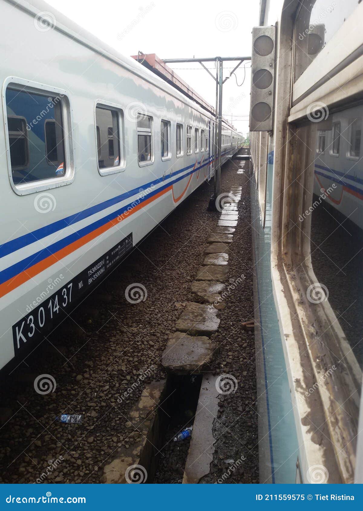 The Hallway between the Trains Stock Image - Image of metro, lane ...