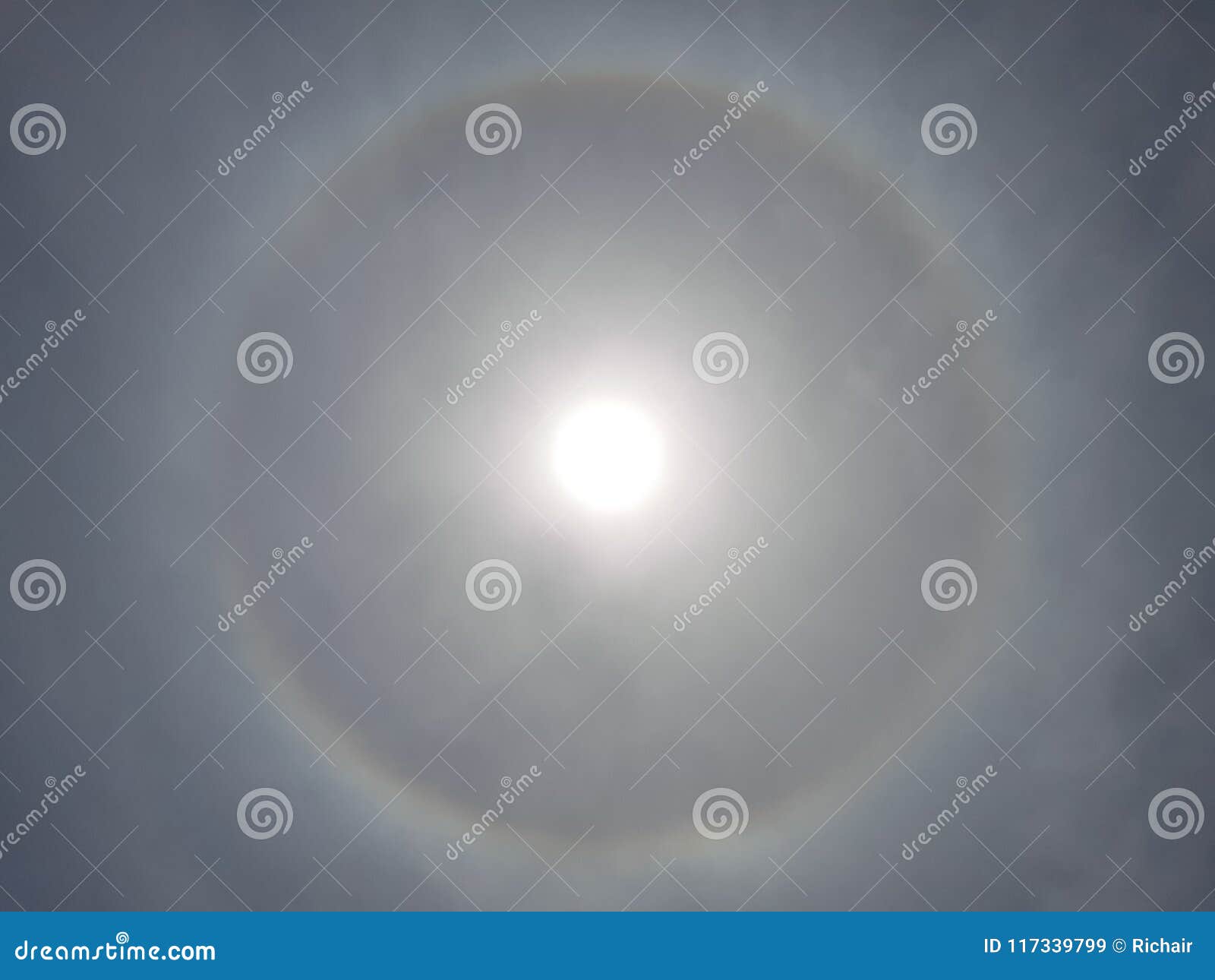 Halo autour du soleil image stock. Image du nuages, cercle - 117339799