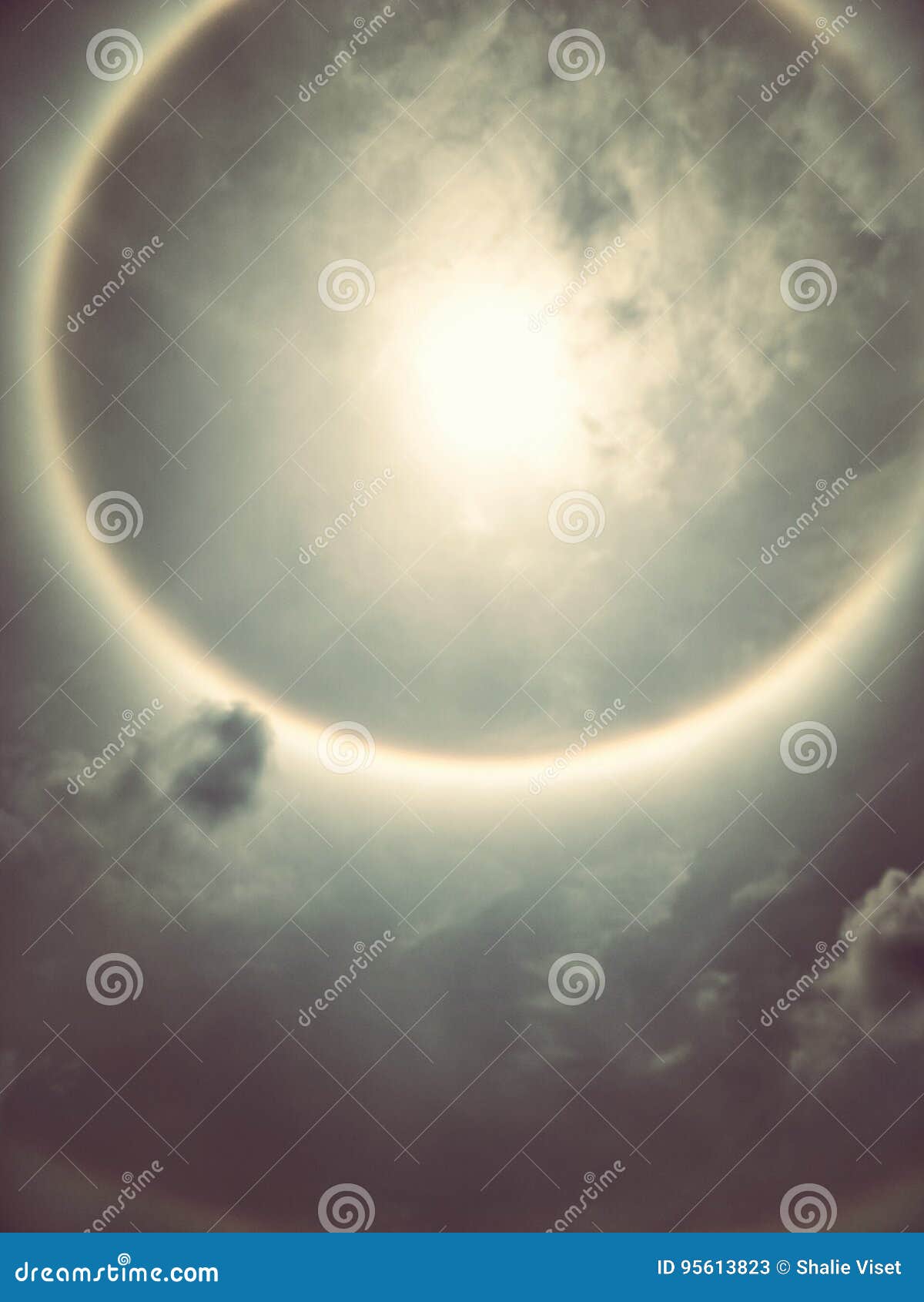 Halo De the Sun, Corona Del Sol Imagen de archivo - Imagen de travieso ...