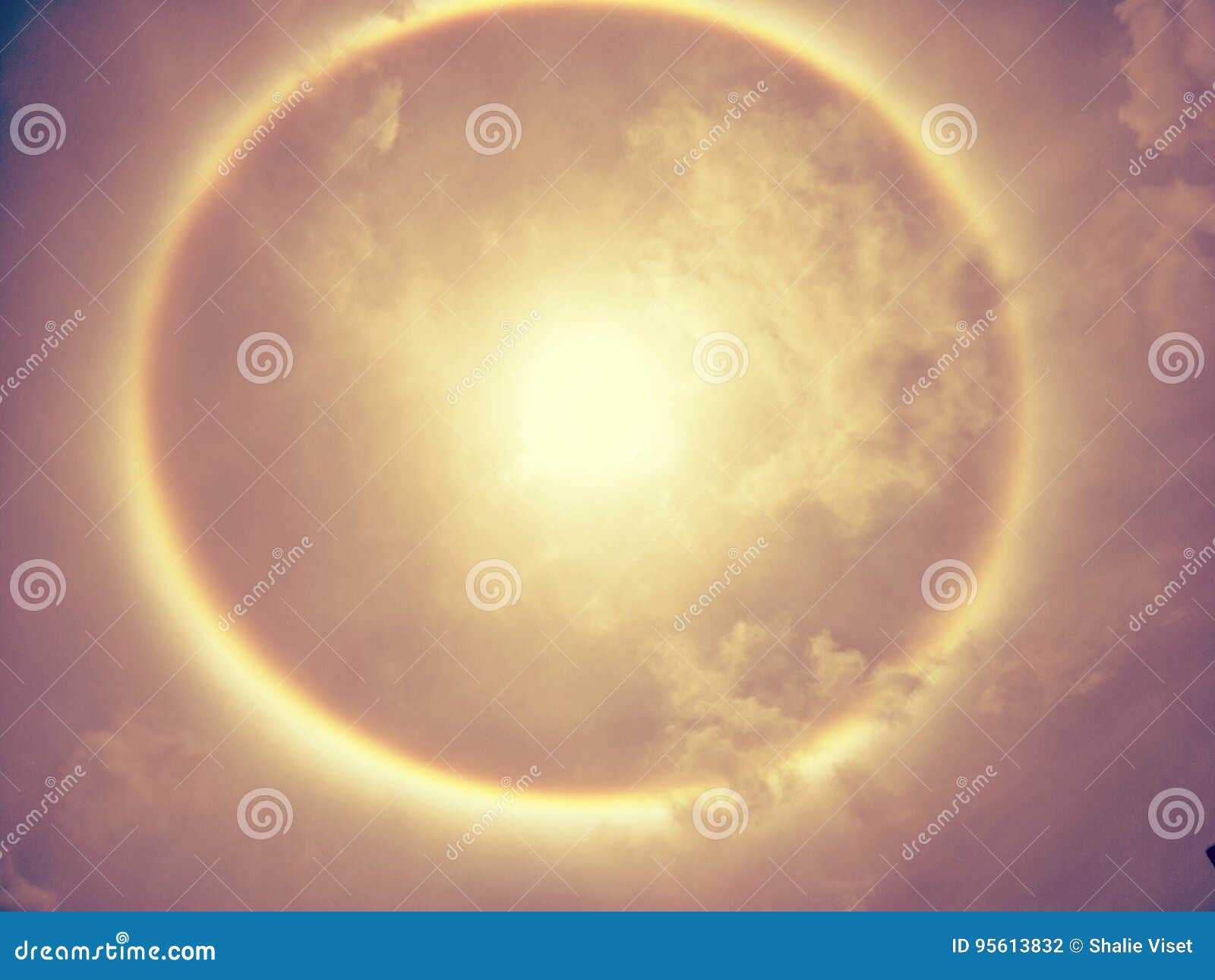 Halo De the Sun, Corona Del Sol Foto de archivo - Imagen de ciencia ...