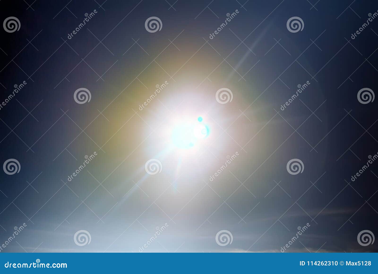 Halo de Sun, sol falso foto de archivo. Imagen de aureola - 114262310