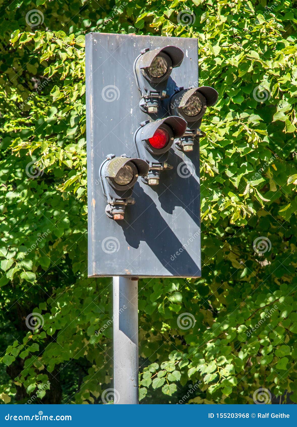 Haltsignal einer Eisenbahn stockfoto. Bild von schutz - 155203968
