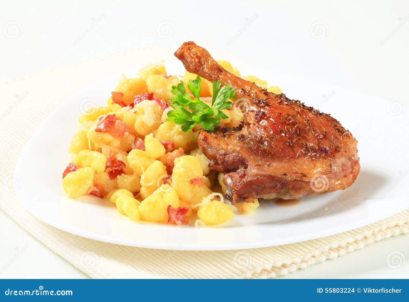 Halushky Met Het Been Van De Braadstukeend Stock Foto - Image of keuken ...