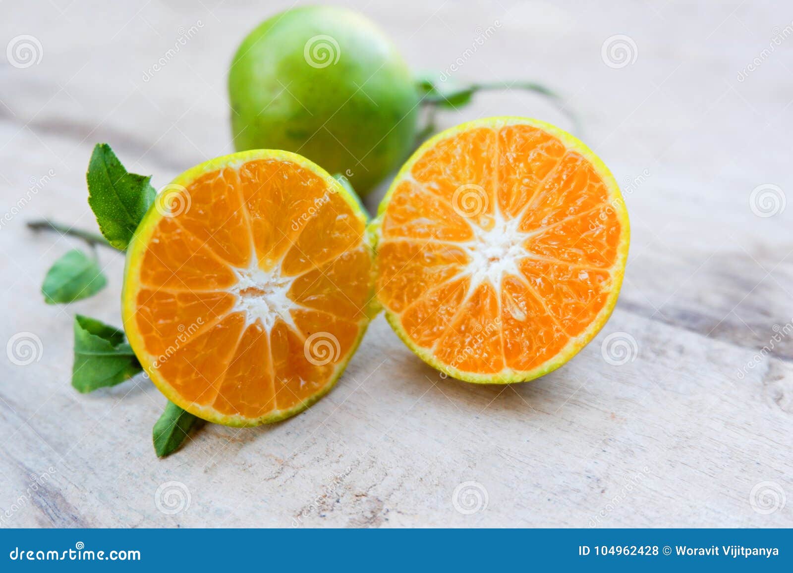 Halv apelsin och apelsin arkivfoto. Bild av fruktsaft - 104962428