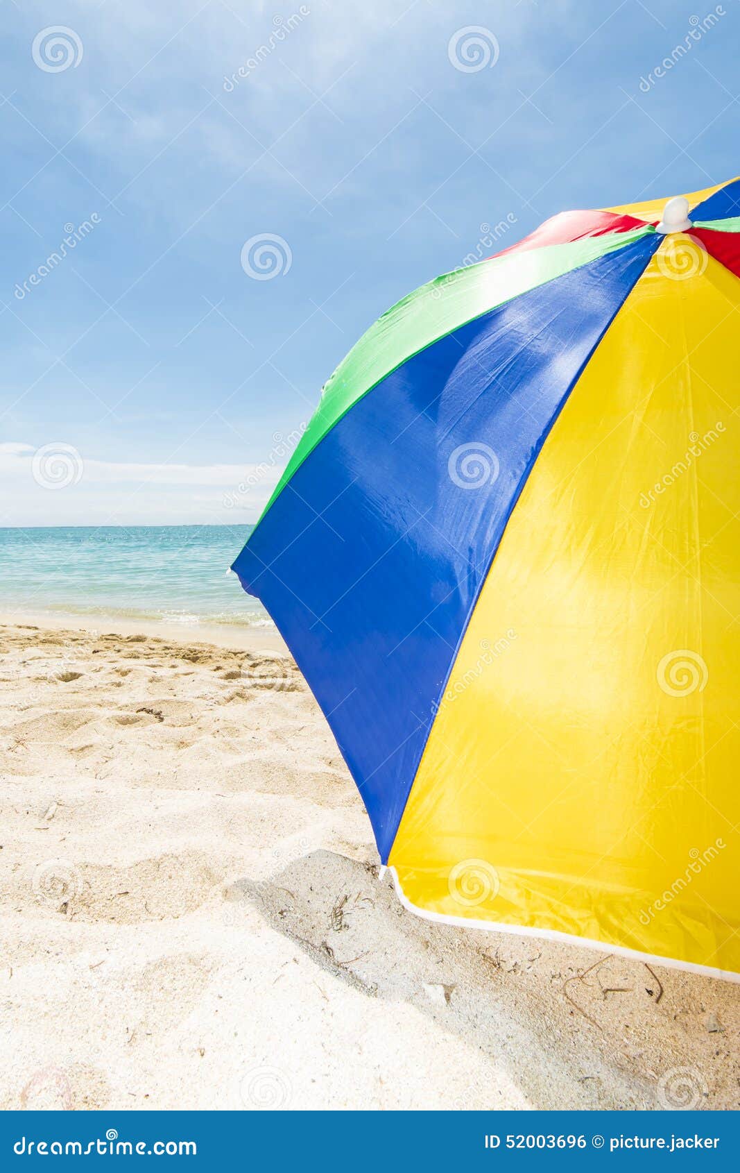 Halv parasoll arkivfoto. Bild av strand, natur, solljus - 52003696