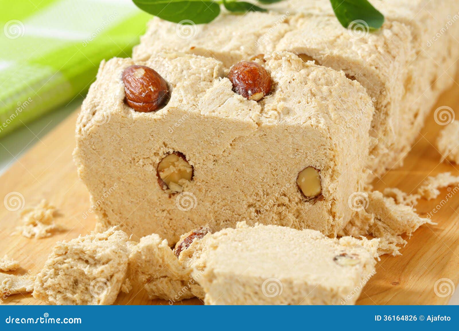 Halva med mandlar arkivfoto. Bild av läckerhet, studio - 36164826