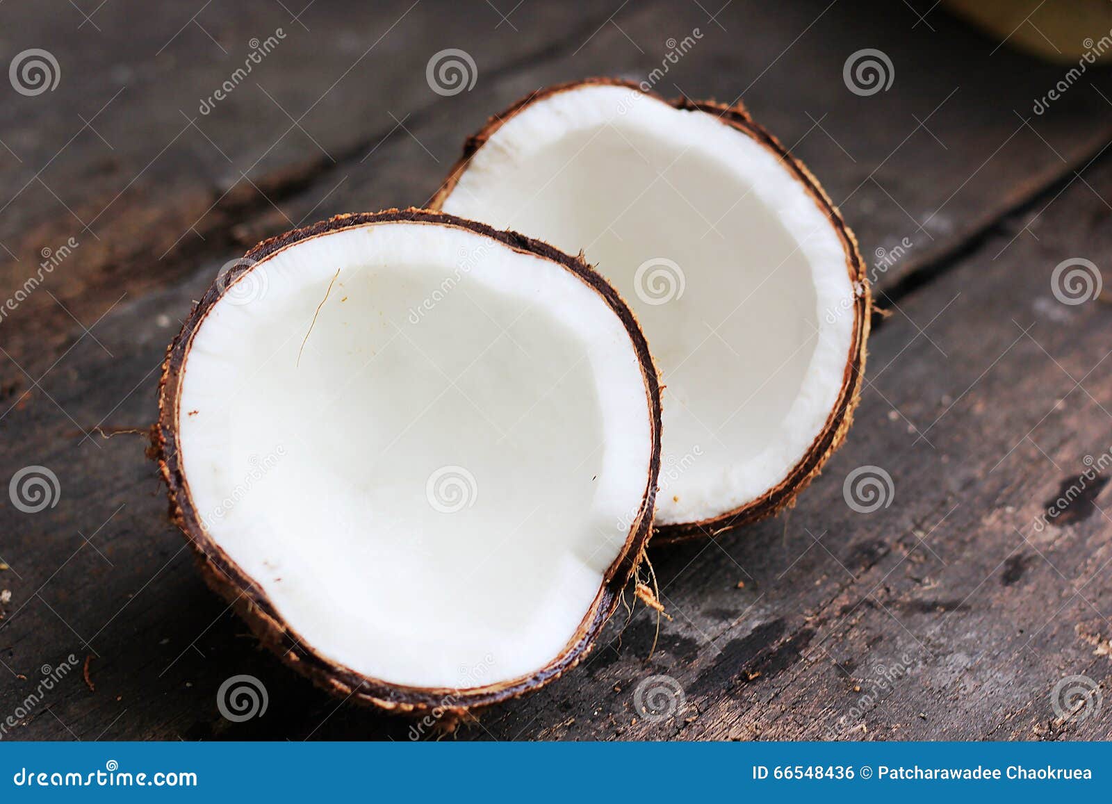 Halve kokosnoot stock foto. Image of vers, gebroken, zwart - 66548436