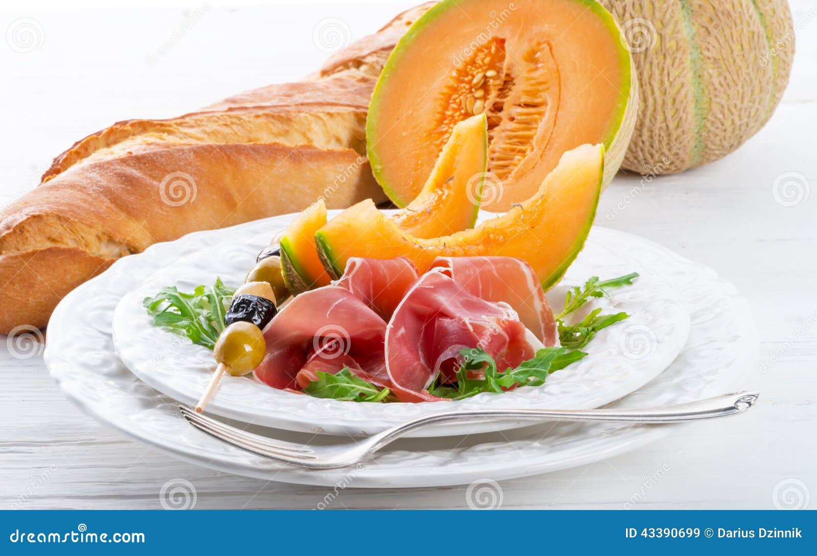 Ham met meloen en olijven stock afbeelding. Image of eten - 43390699