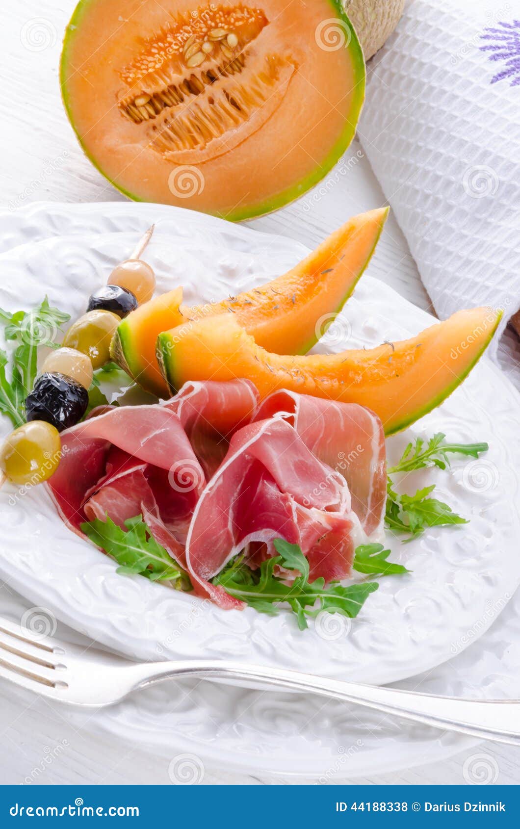 Ham met meloen en olijven stock foto. Image of brood - 44188338