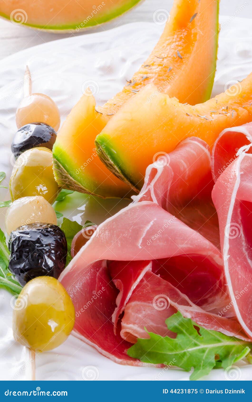 Ham met meloen en olijven stock afbeelding. Image of gezond - 44231875