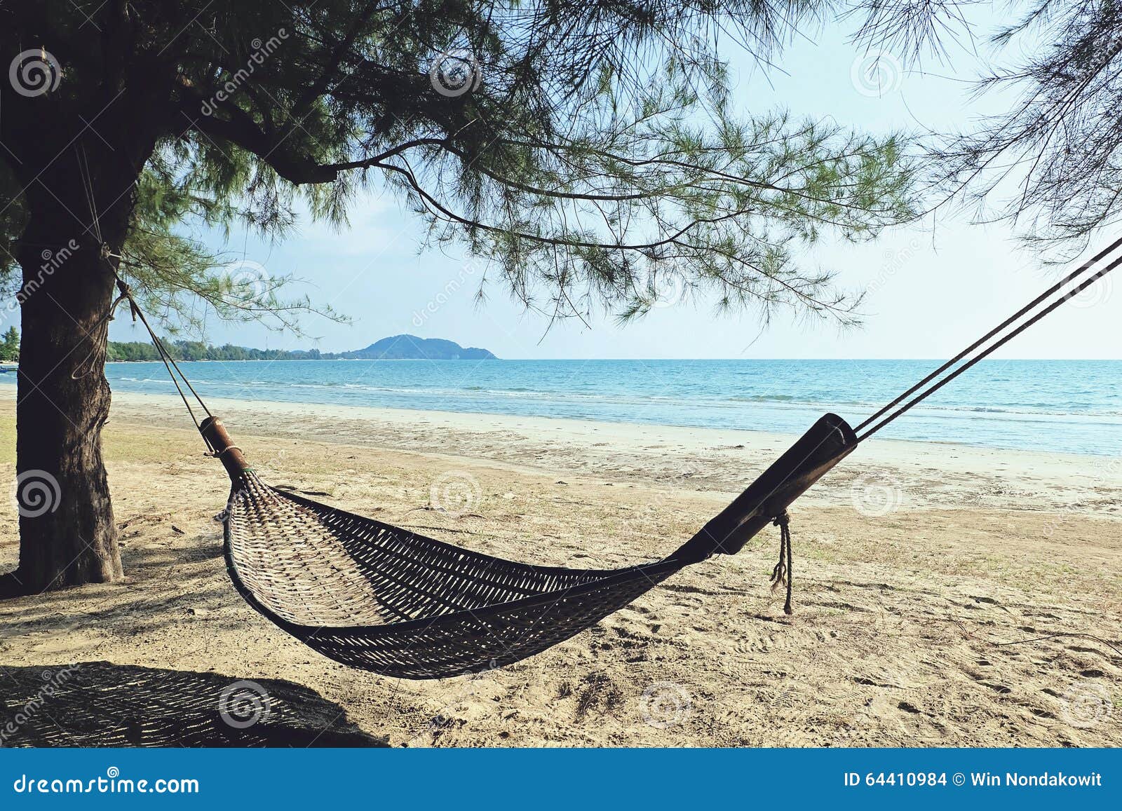 Hamac de plage photo stock. Image du détente, île, scénique - 64410984