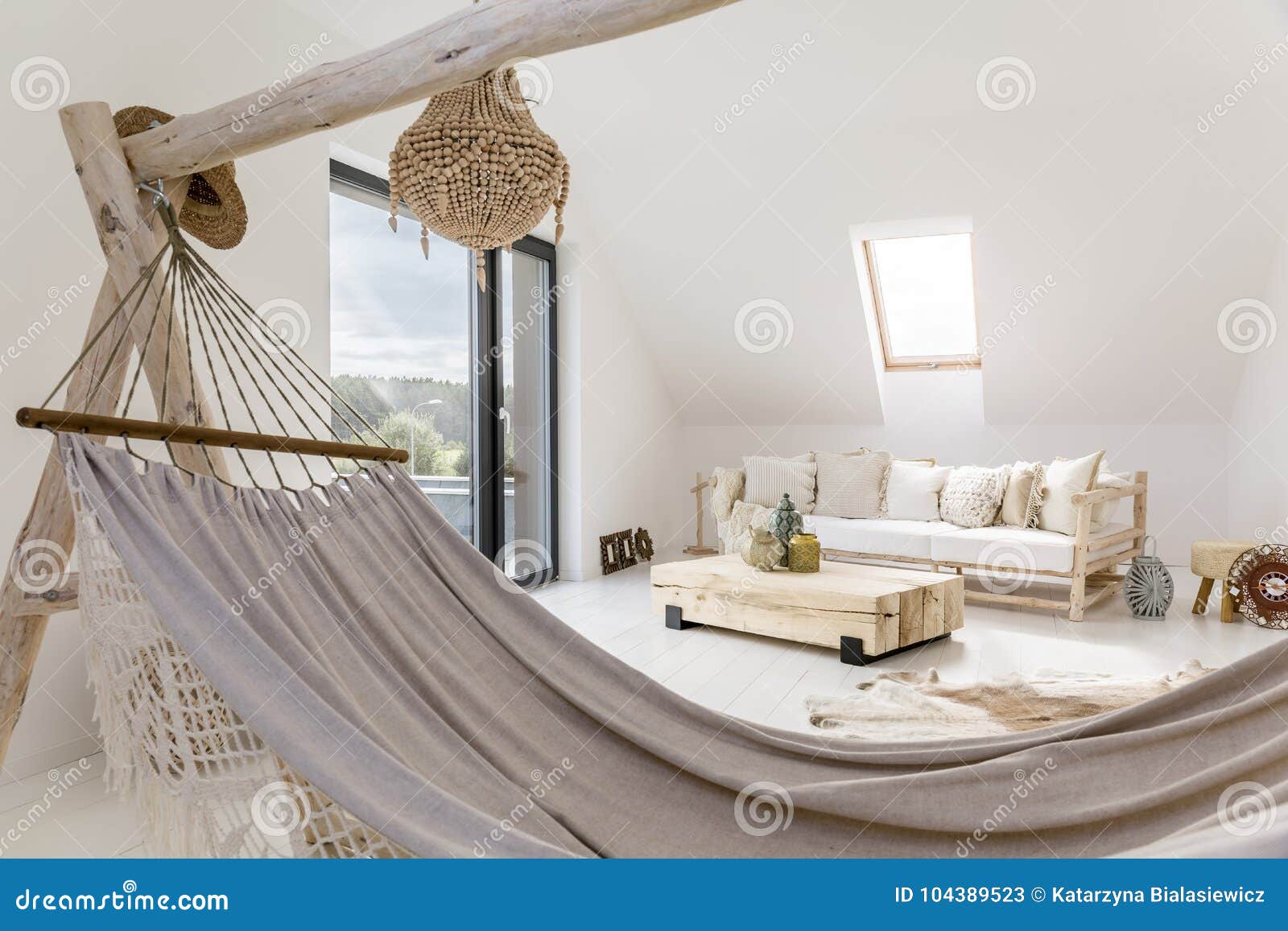 Hamaca en el cuarto imagen de archivo. Imagen de apartamento - 104389523