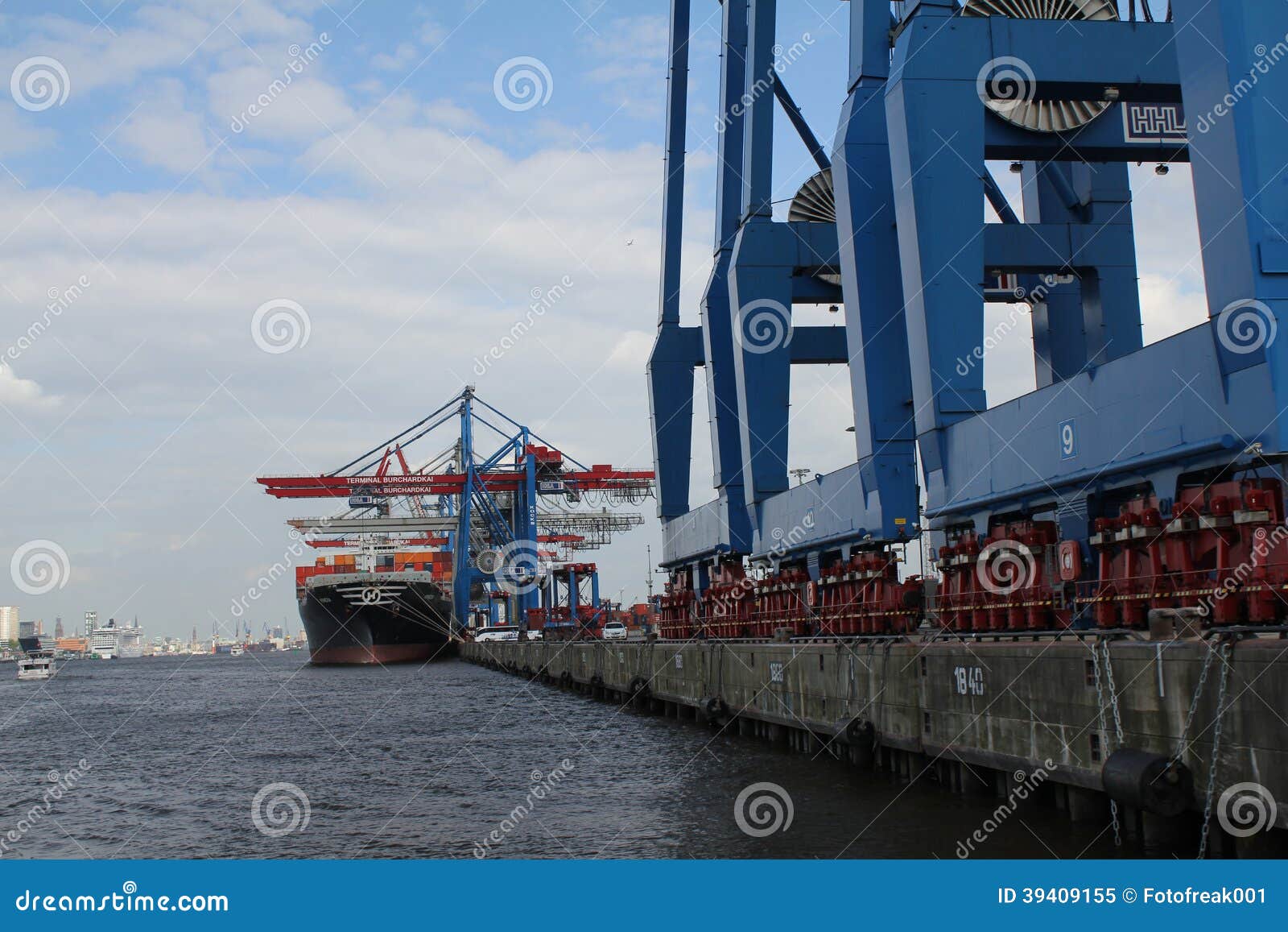 Hamburg Harbor Container Ship Editorial Image - Image of hamburg, jobs ...