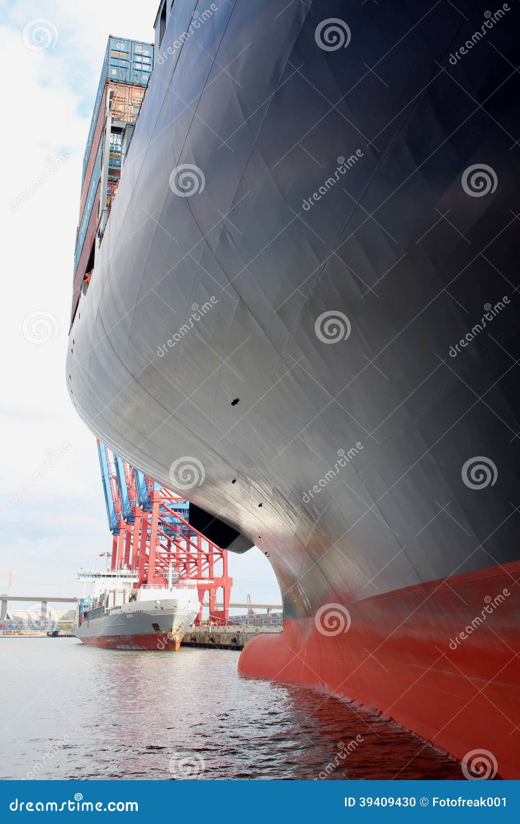 Hamburg Harbor Container Ship Editorial Image - Image of industry, hare ...