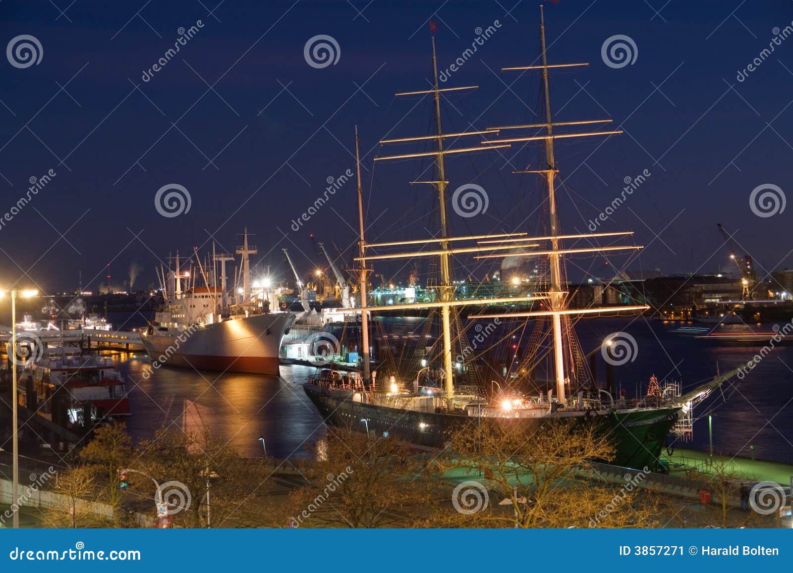 Hamburg harbor at night stock image. Image of illumination - 3857271