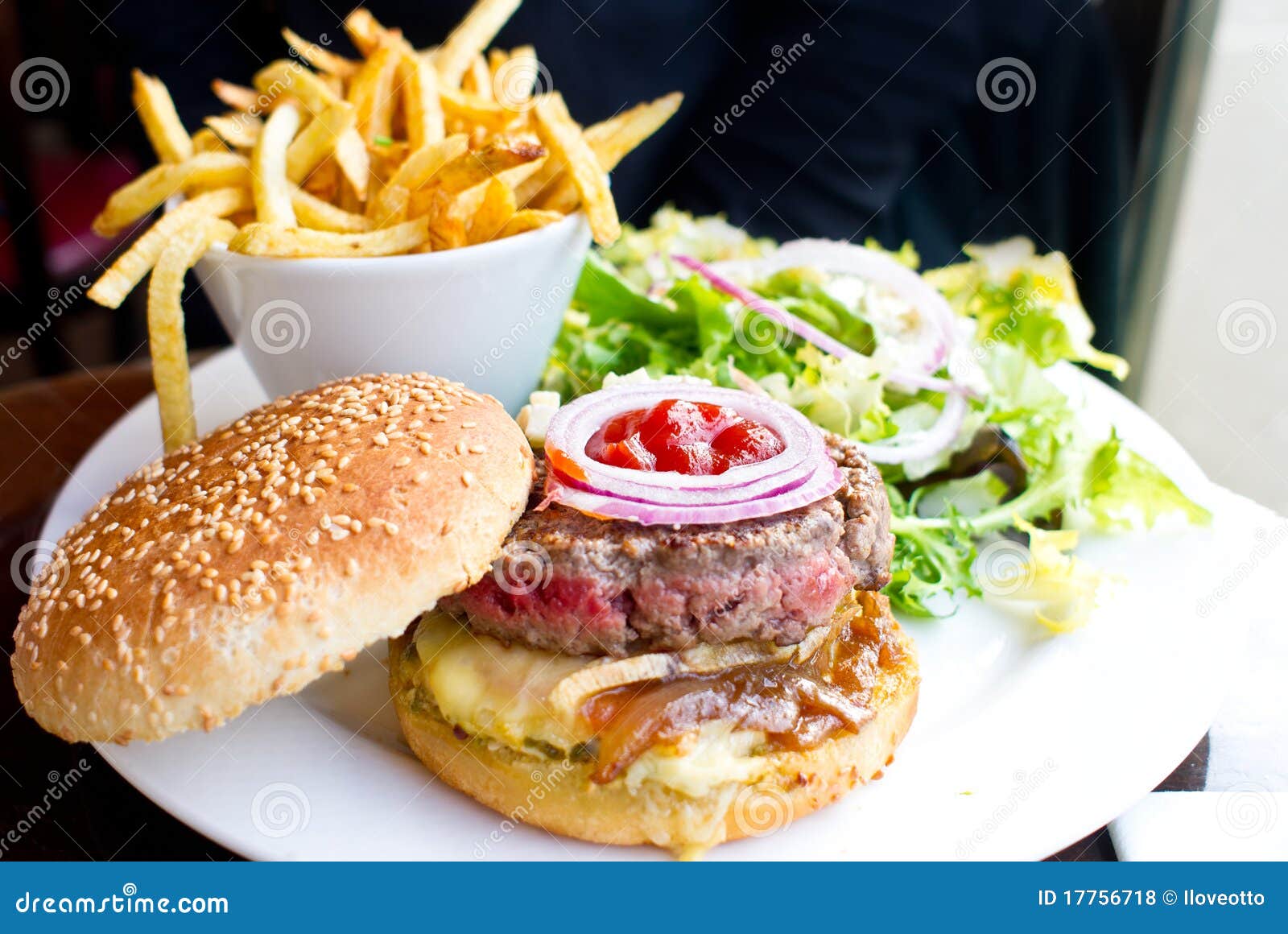 Hamburger de fromage photo stock. Image du manger, fritures - 17756718