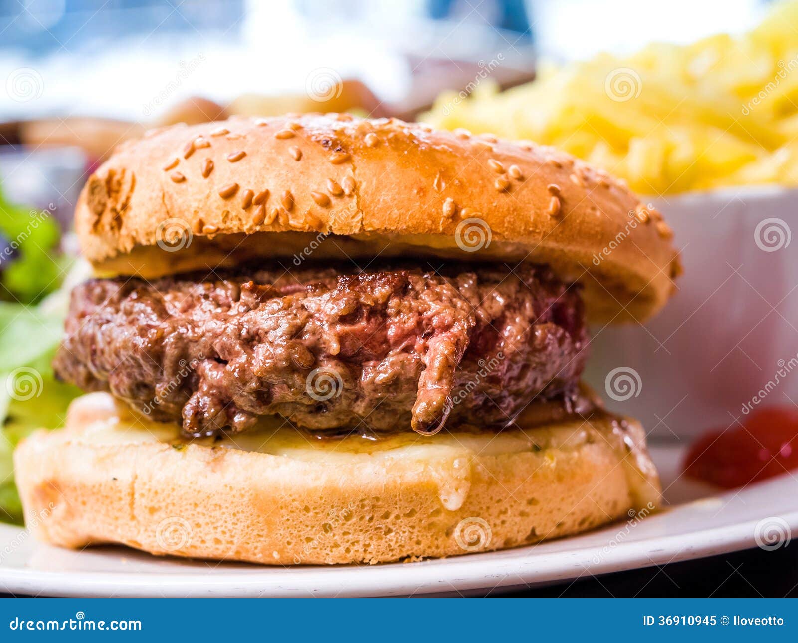 Hamburger de fromage image stock. Image du potatoes, cheeseburger ...