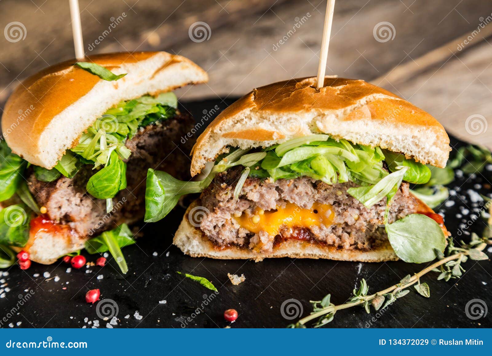 Hamburger De Fromage De Cheddar Image stock - Image du hamburger ...