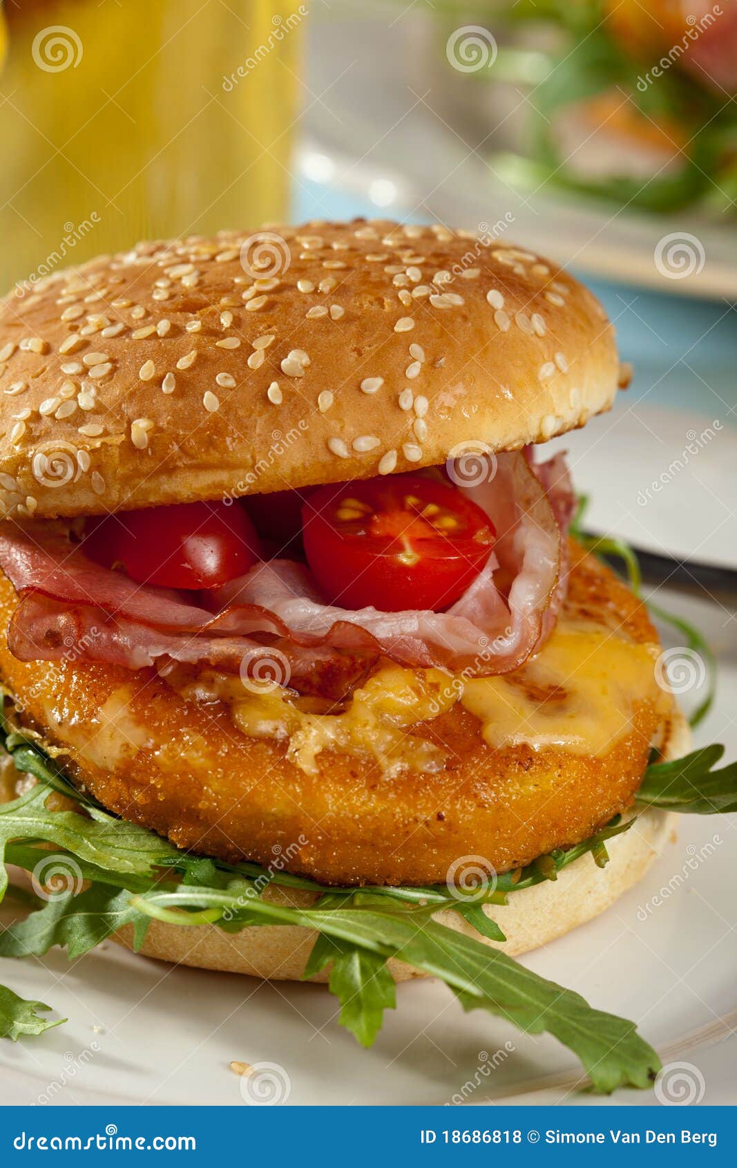 Hamburger del pollo fotografia stock. Immagine di fresco - 18686818