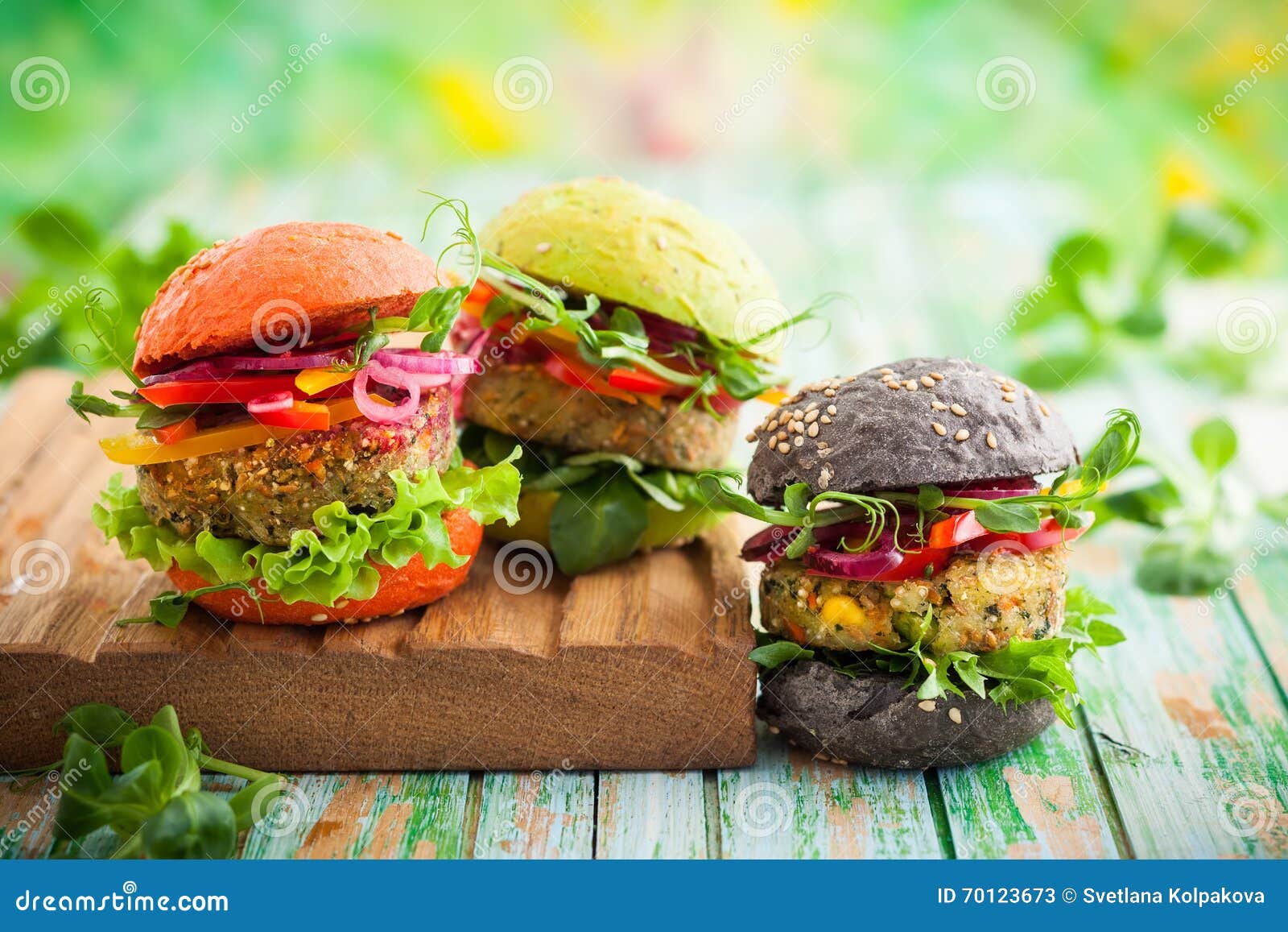 Hamburger di colore immagine stock. Immagine di rosso - 70123673