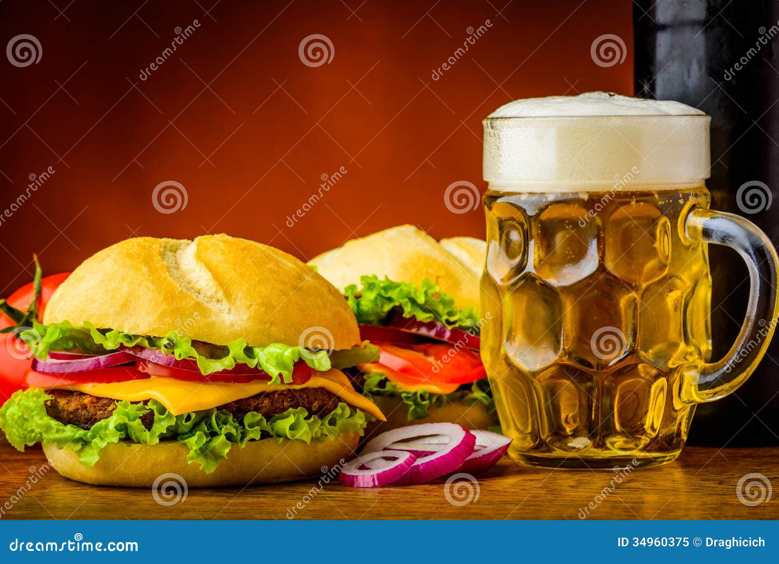 Hamburger e birra immagine stock. Immagine di ristorante - 34960375