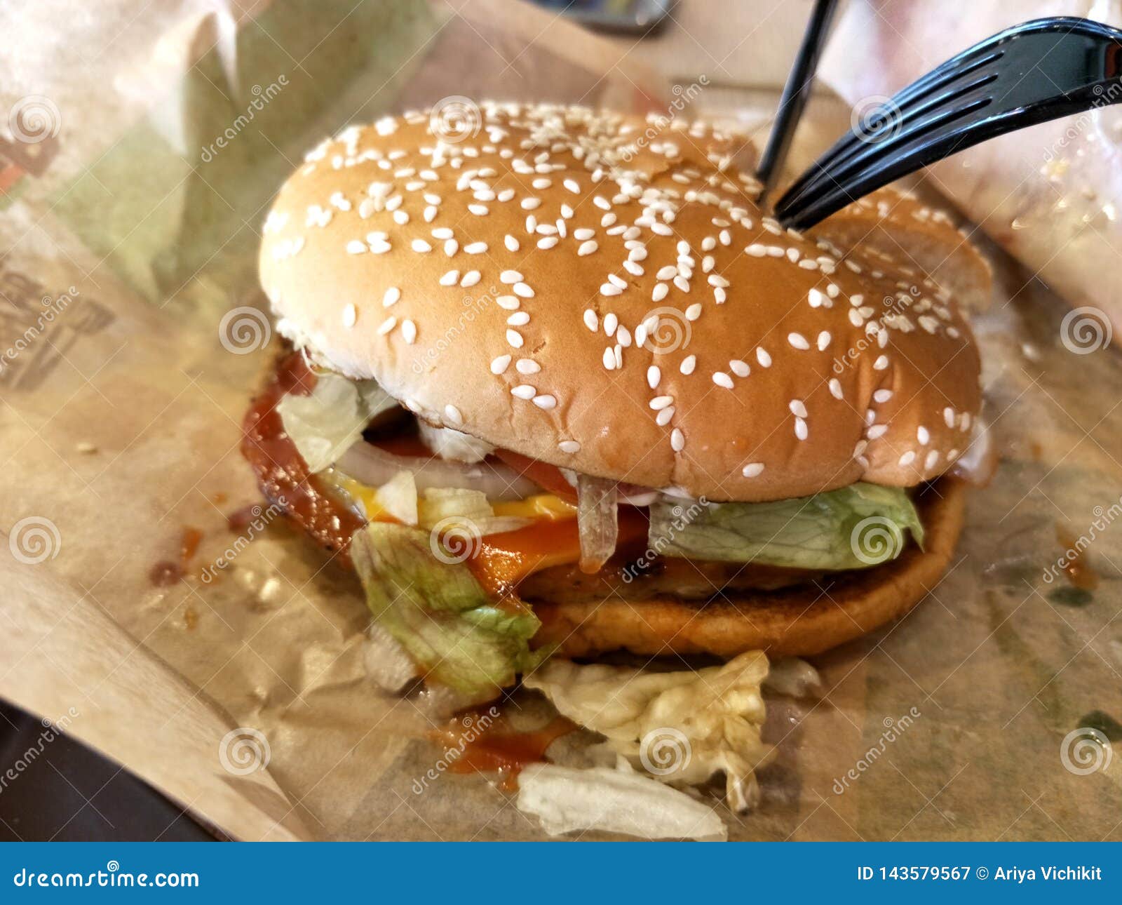 Hamburger Em Burger King Na Tabela Fotografia Editorial - Imagem de ...