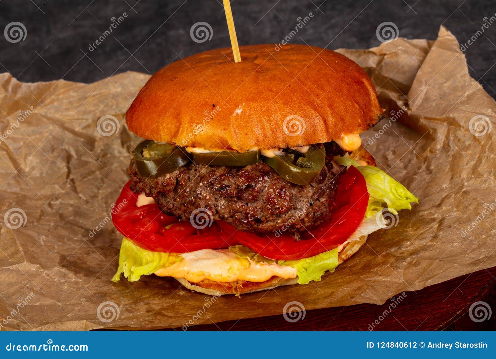 Hamburger met vlees stock foto. Image of bijtend, frans - 124840612