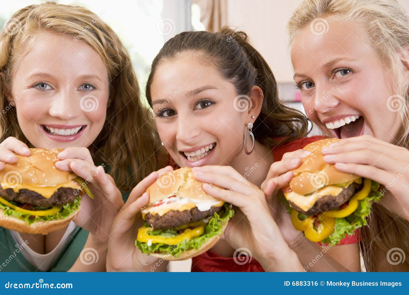Hamburgers Mangeant Des Adolescents Photo stock - Image du affamé ...