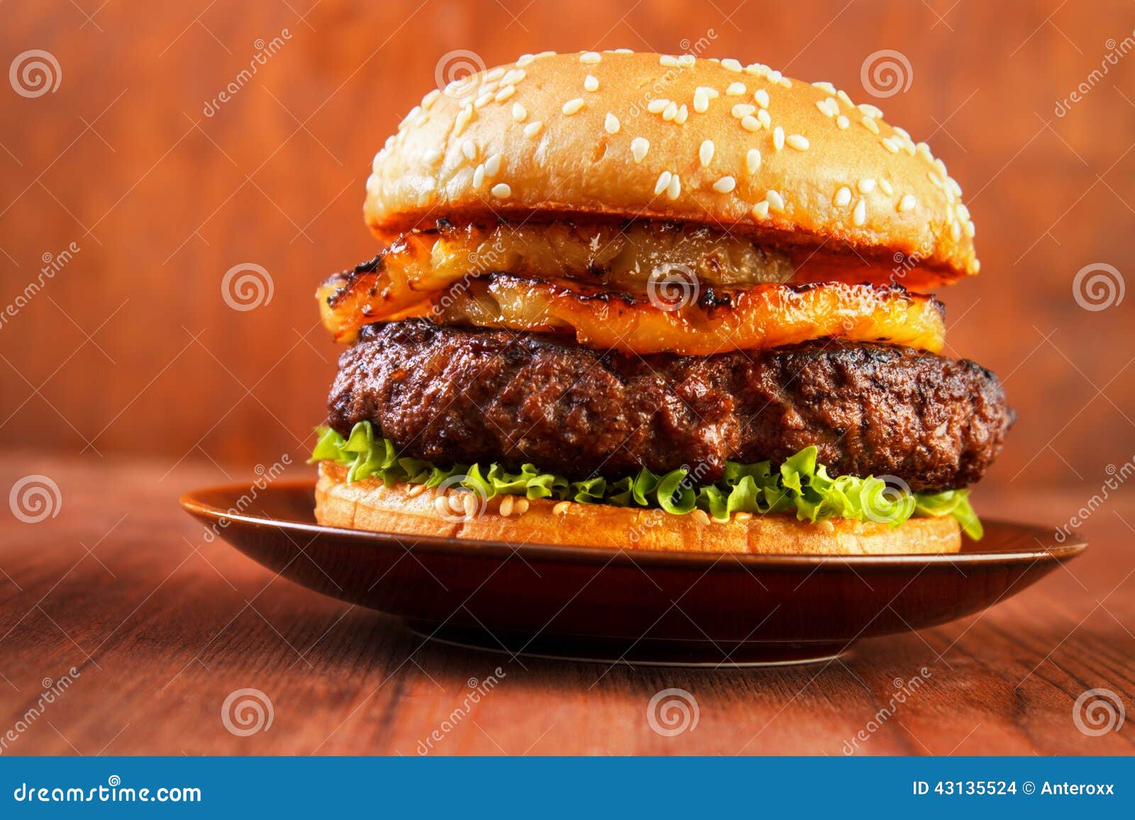 Hamburguer com abacaxi foto de stock. Imagem de snack - 43135524