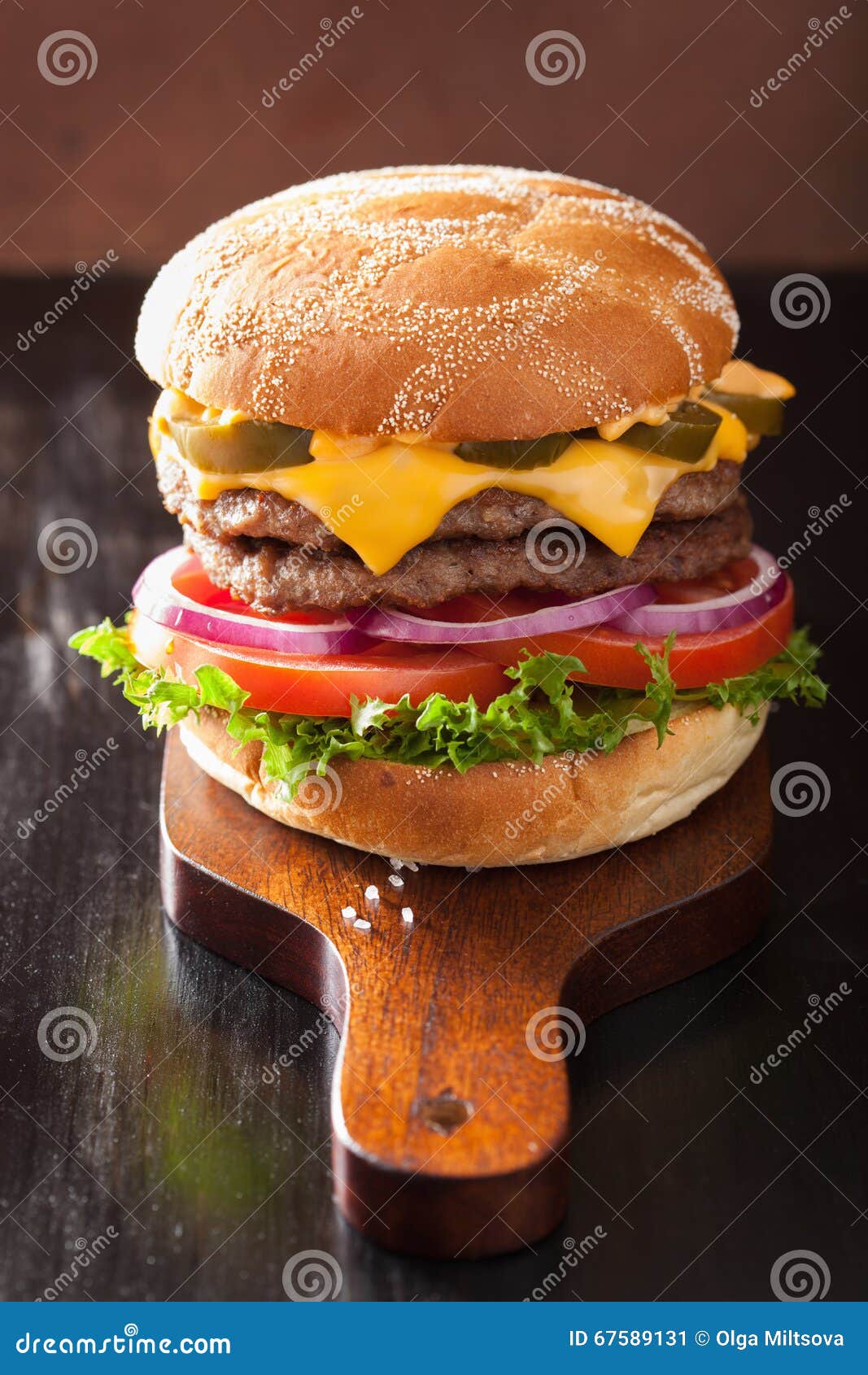 Hamburguer Dobro Do Queijo Com A Cebola Do Tomate Do Jalapeno Imagem De