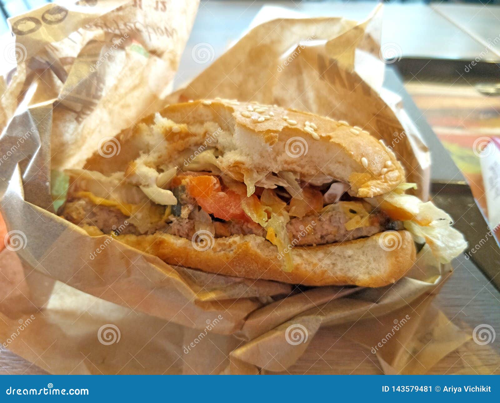 Hamburguesa En Burger King En La Tabla Foto editorial - Imagen de ...