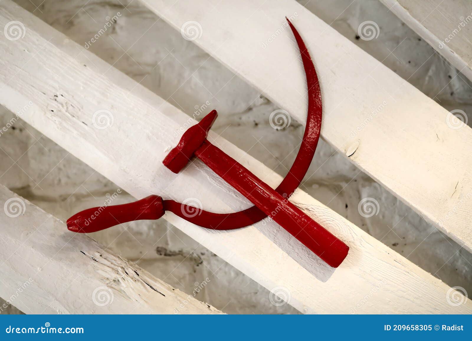 Hamer En Sikkel , Symbool Van De Sovjet Stock Afbeelding - Image of ...