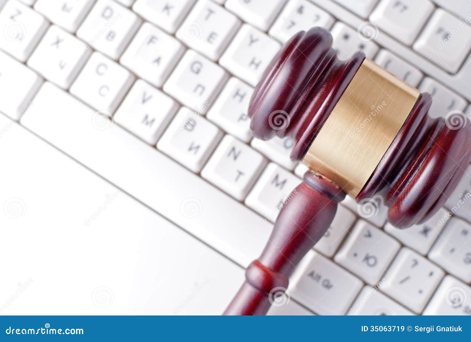 Hamer Op Een Computertoetsenbord Stock Afbeelding - Image of rechten ...