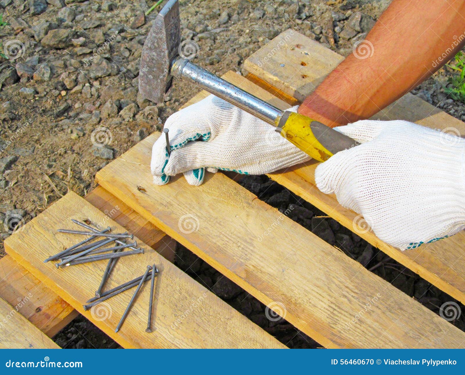 Hamer, spijker en hand stock foto. Image of hulpmiddelen - 56460670