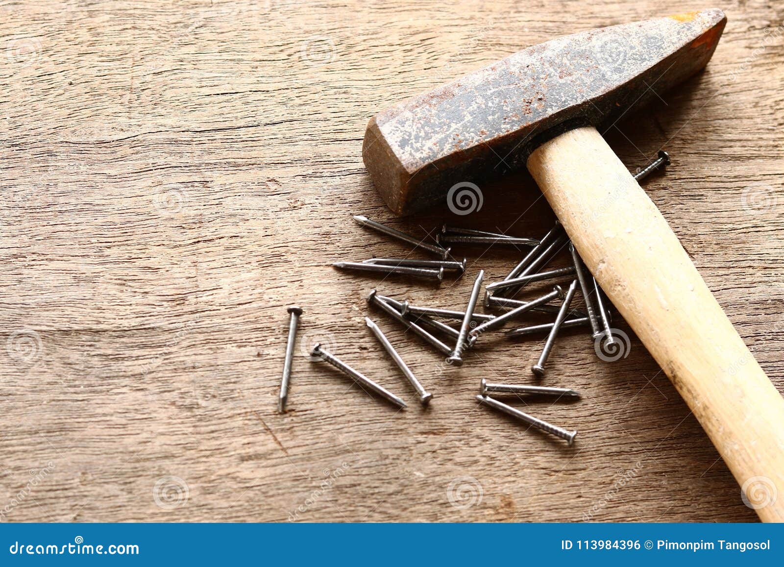 Hammaren spikar arkivfoto. Bild av hantlangare, ordna - 113984396