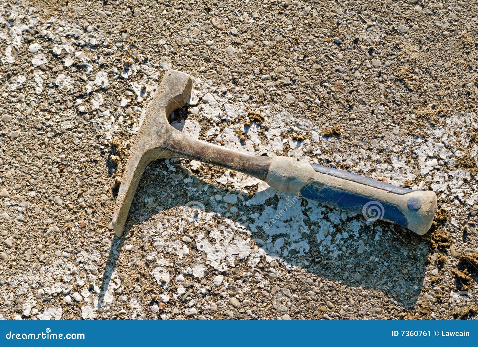 Hammer auf Plasterung stockbild. Bild von schmutz, schatten - 7360761