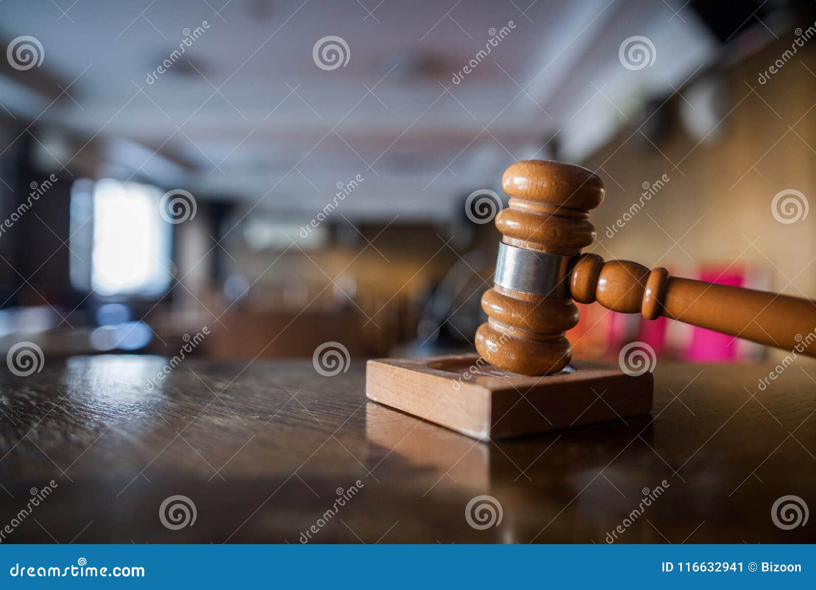 Hammer in Einem Gerichtssaal Stockbild - Bild von bestrafung, glänzend ...