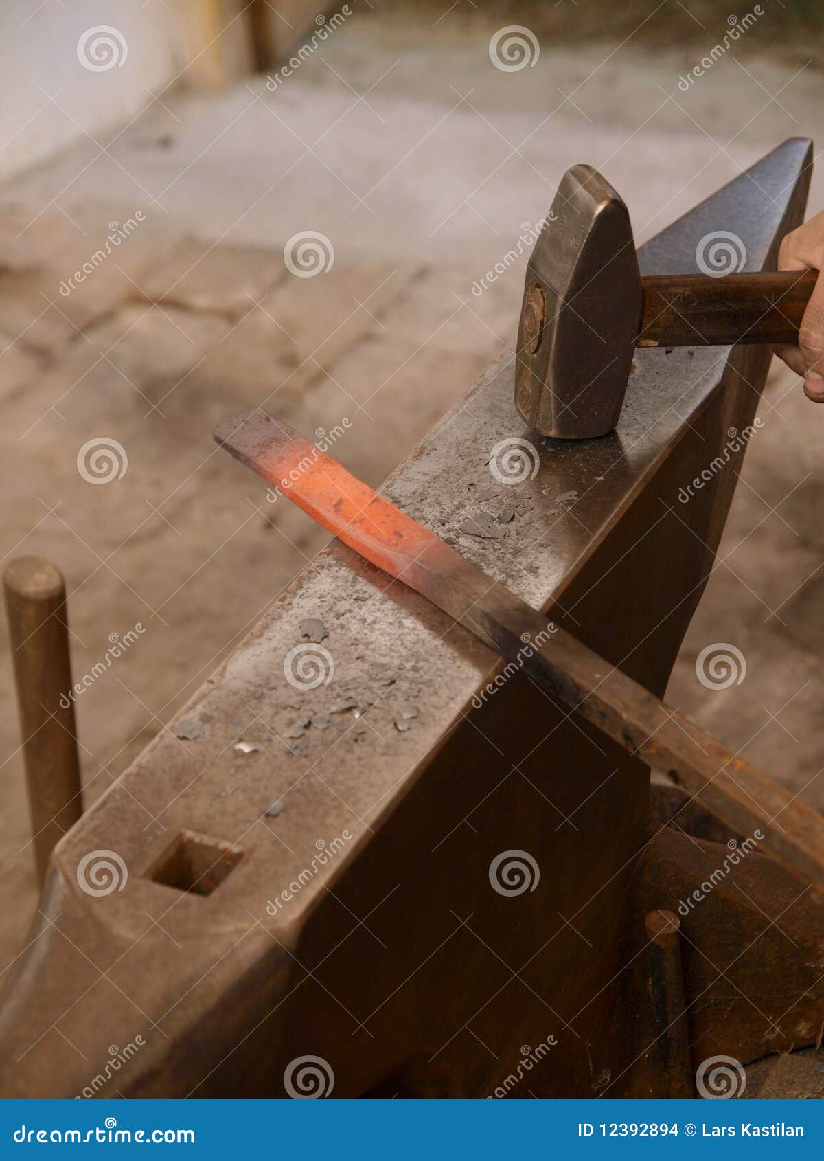 Hammer und Amboss stockfoto. Bild von fertigkeit, mittelalterlich ...