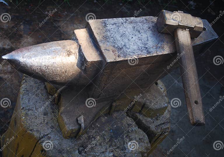 Hammer und Amboss stockfoto. Bild von braun, fertigkeit - 15008128