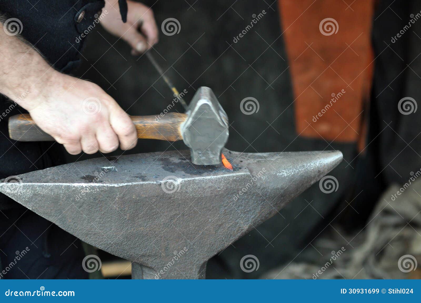 Hammer und Amboss stockbild. Bild von karosserie, flamme - 30931699